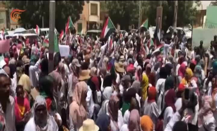 تجمع المهنيين السودانيين يستمر بالاعتصام أمام القيادة العامة للقوات